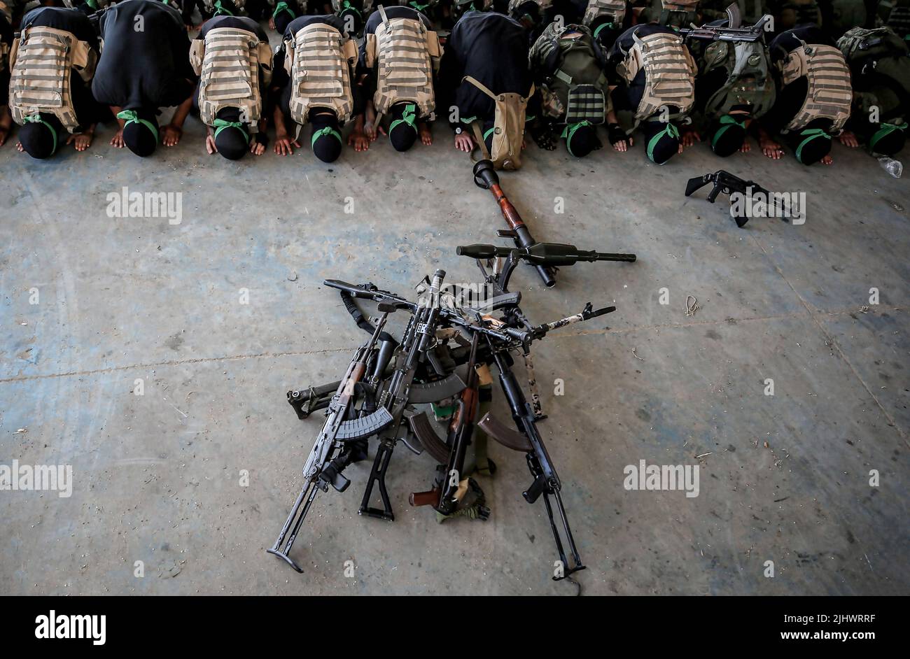 Members of the Izz al-Din al-Qassam Brigades, the military wing of ...
