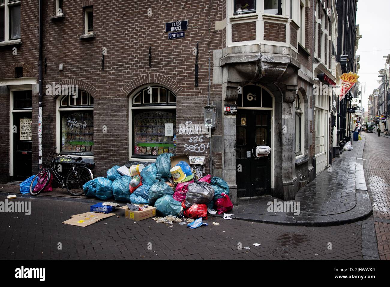 2022-07-21 07:57:43 AMSTERDAM - Garbage bags and loose waste on the ...