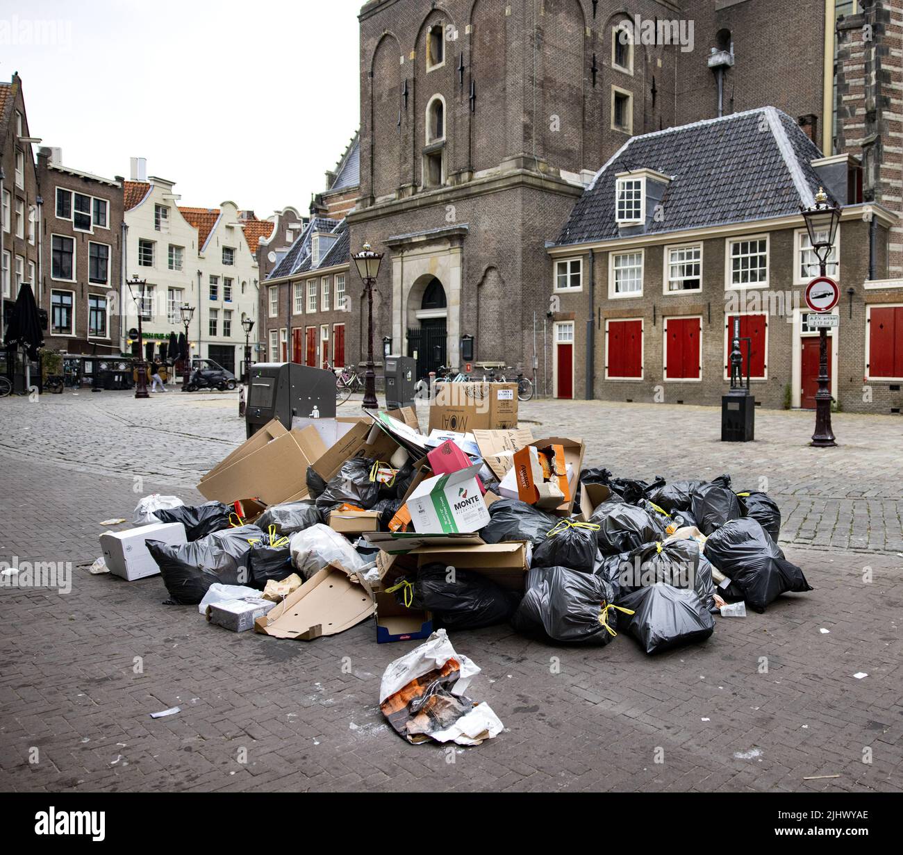 2022-07-21 07:41:34 AMSTERDAM - Garbage bags and loose waste on the ...