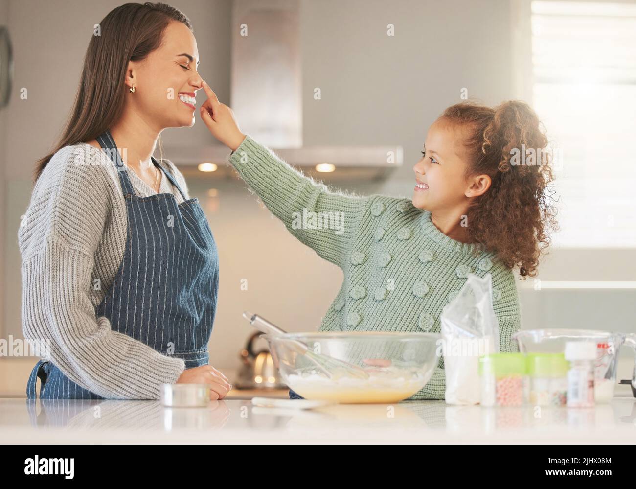 Mom kitchen hi-res stock photography and images - Alamy