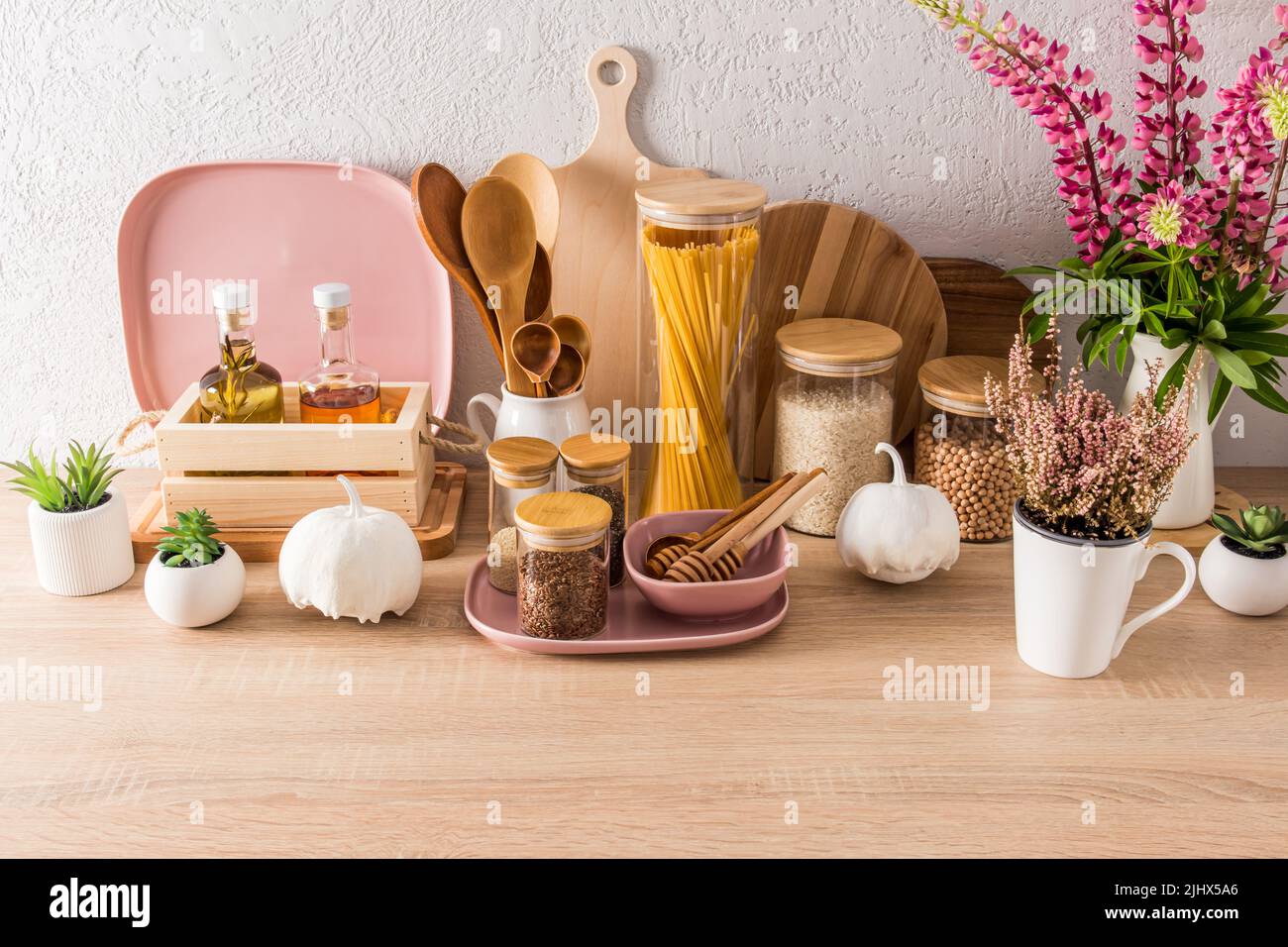 Food banks with storage hi-res stock photography and images - Alamy