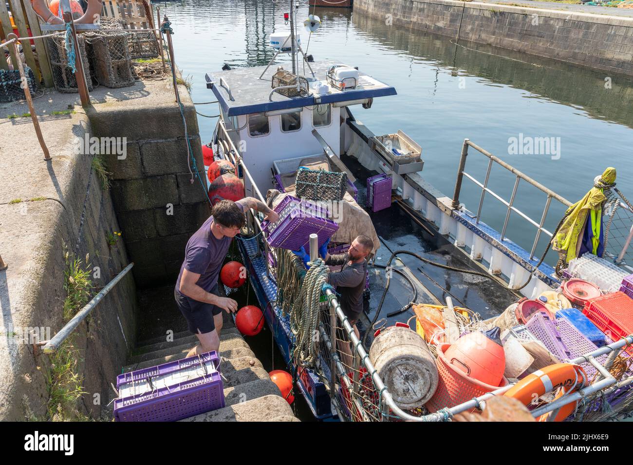 Boat fishermen scotland unloading hi-res stock photography and images ...