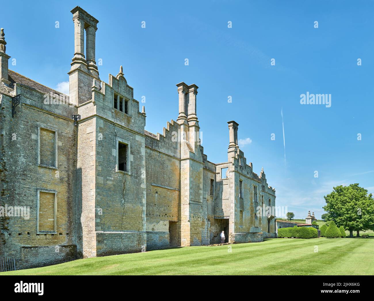 Exterior of an abandoned and dilapidated english elizabethan mansion ...