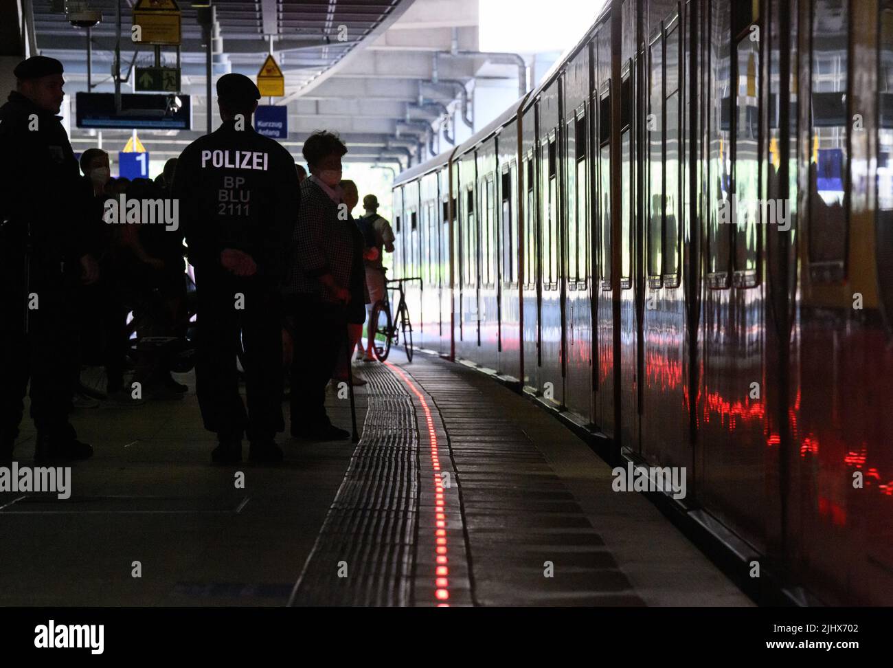 Berlin, Germany. 21st July, 2022. A "red line", a red strip of light ...