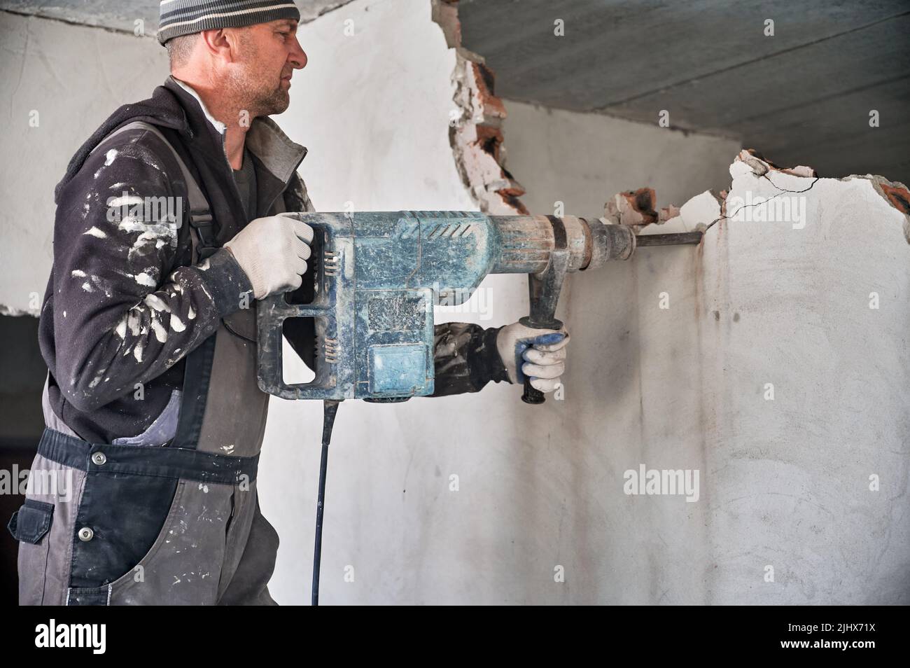 Man demolishing wall hi-res stock photography and images - Alamy