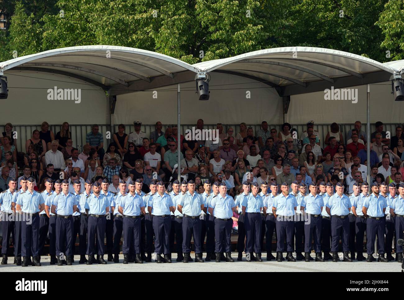 Berlin, Germany. 20th July, 2022. Air Force recruits stand in front of ...