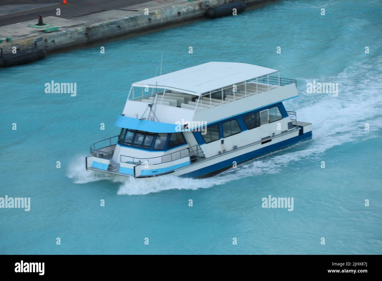 Tour boat sails on the nassau,bahamas Stock Photo - Alamy