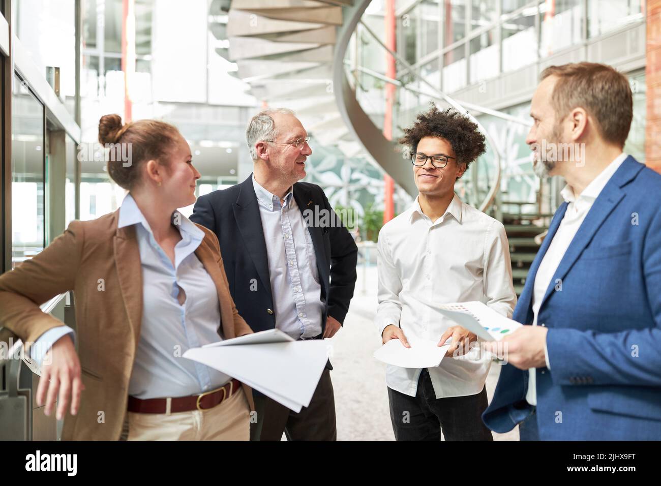 Team building afro hi-res stock photography and images - Alamy