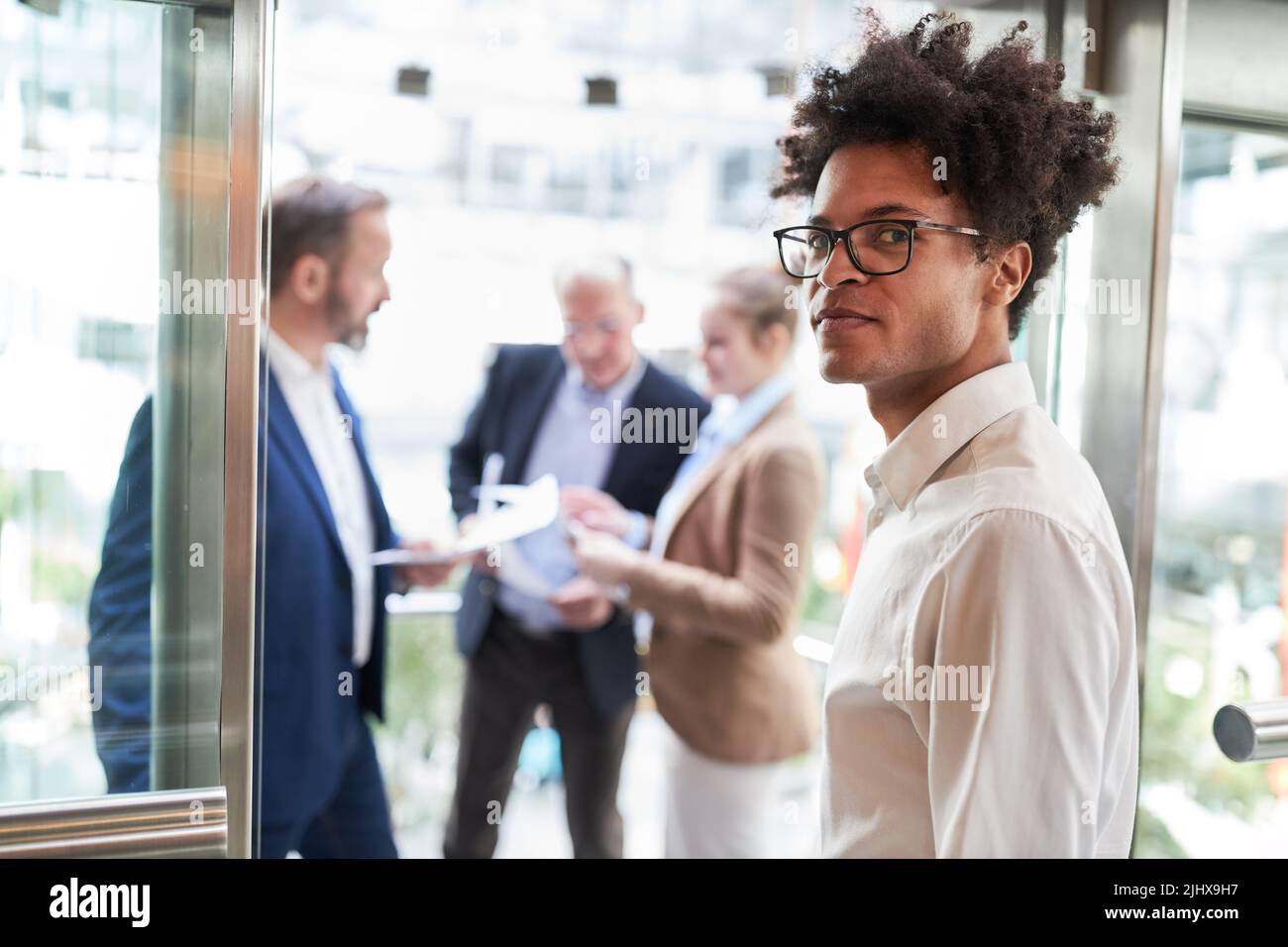 Team building afro hi-res stock photography and images - Alamy