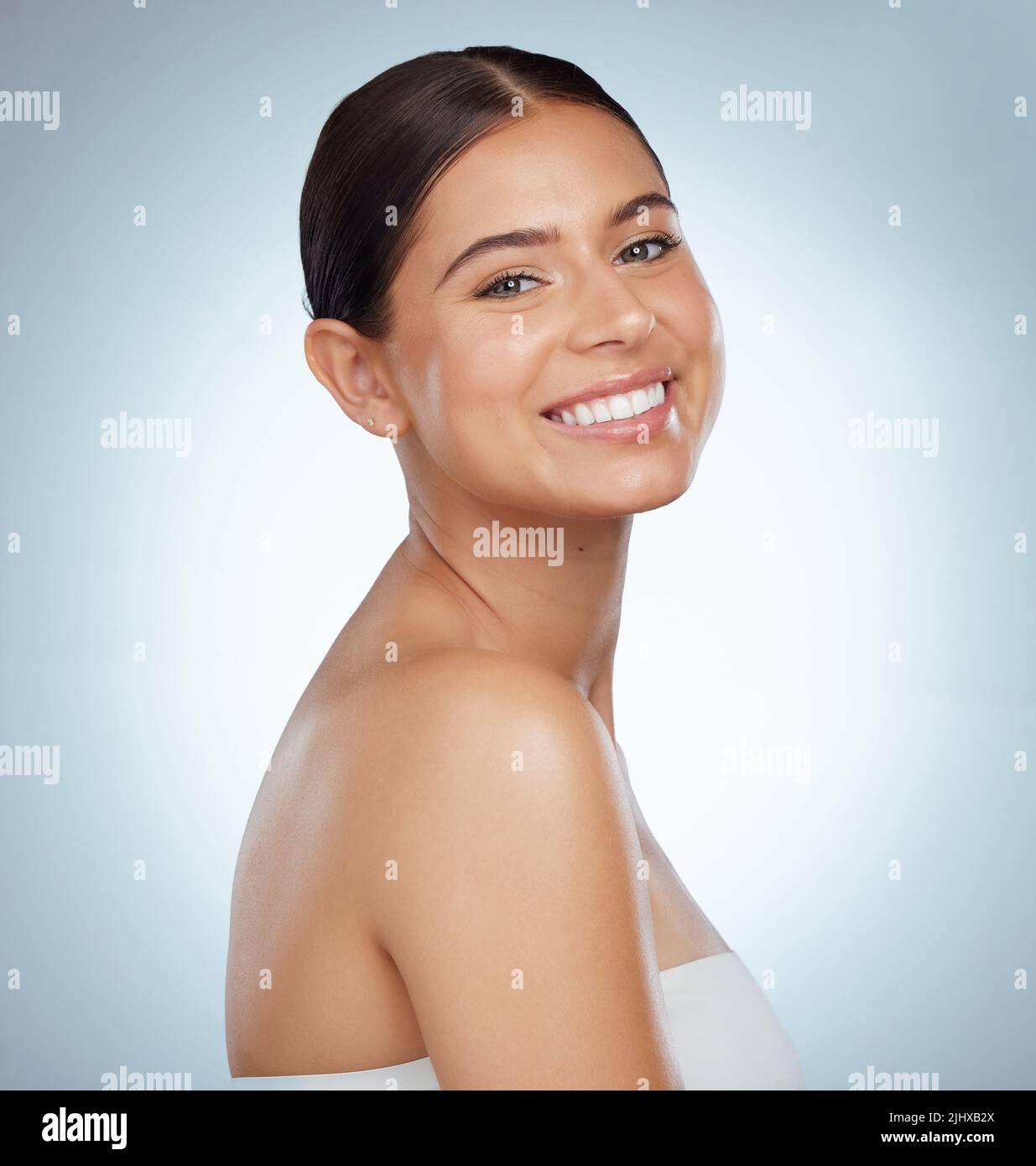 Portrait of a beautiful woman with smooth glowing skin and copyspace ...