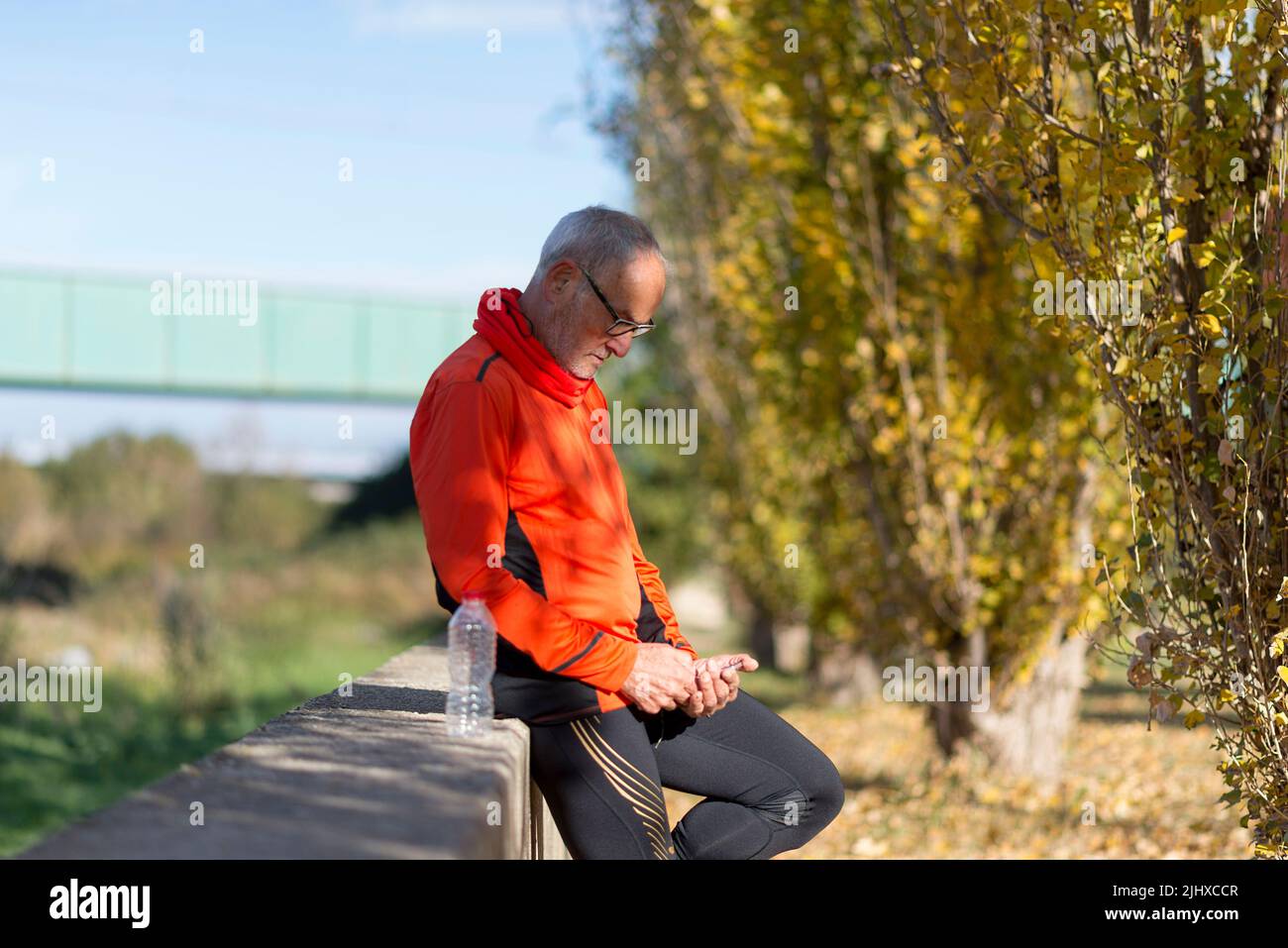 Old man leaning fence hi-res stock photography and images - Alamy