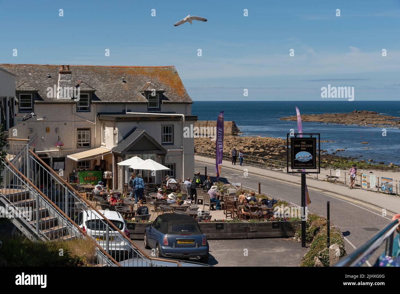 Sennen Cove, Cornwall, England, UK. 2022. Holidaymakers eating and ...