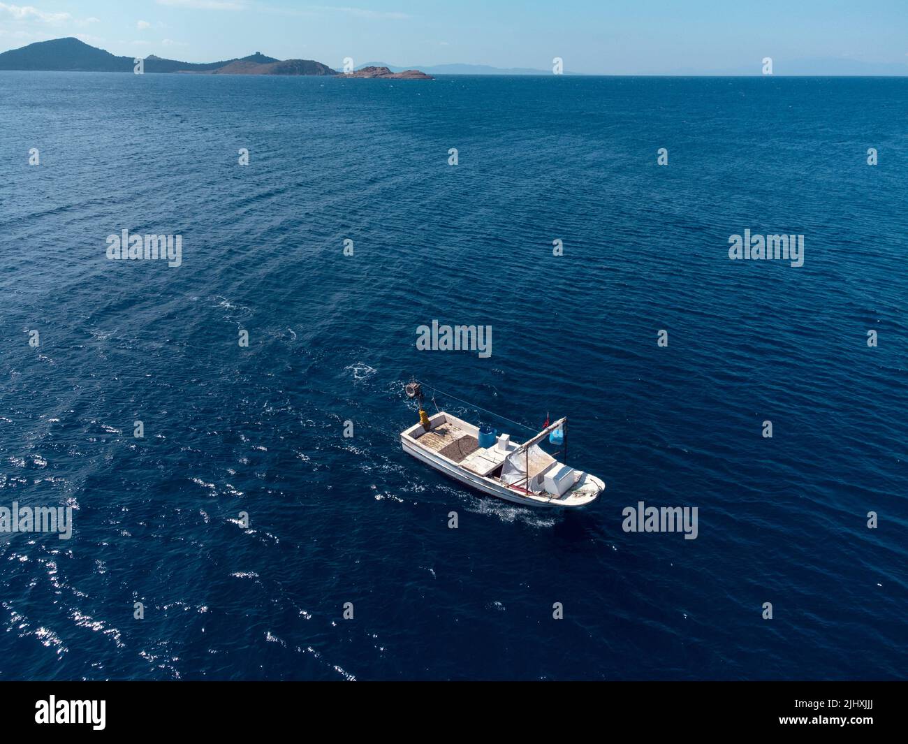 Top view white luxury yacht hi-res stock photography and images - Alamy