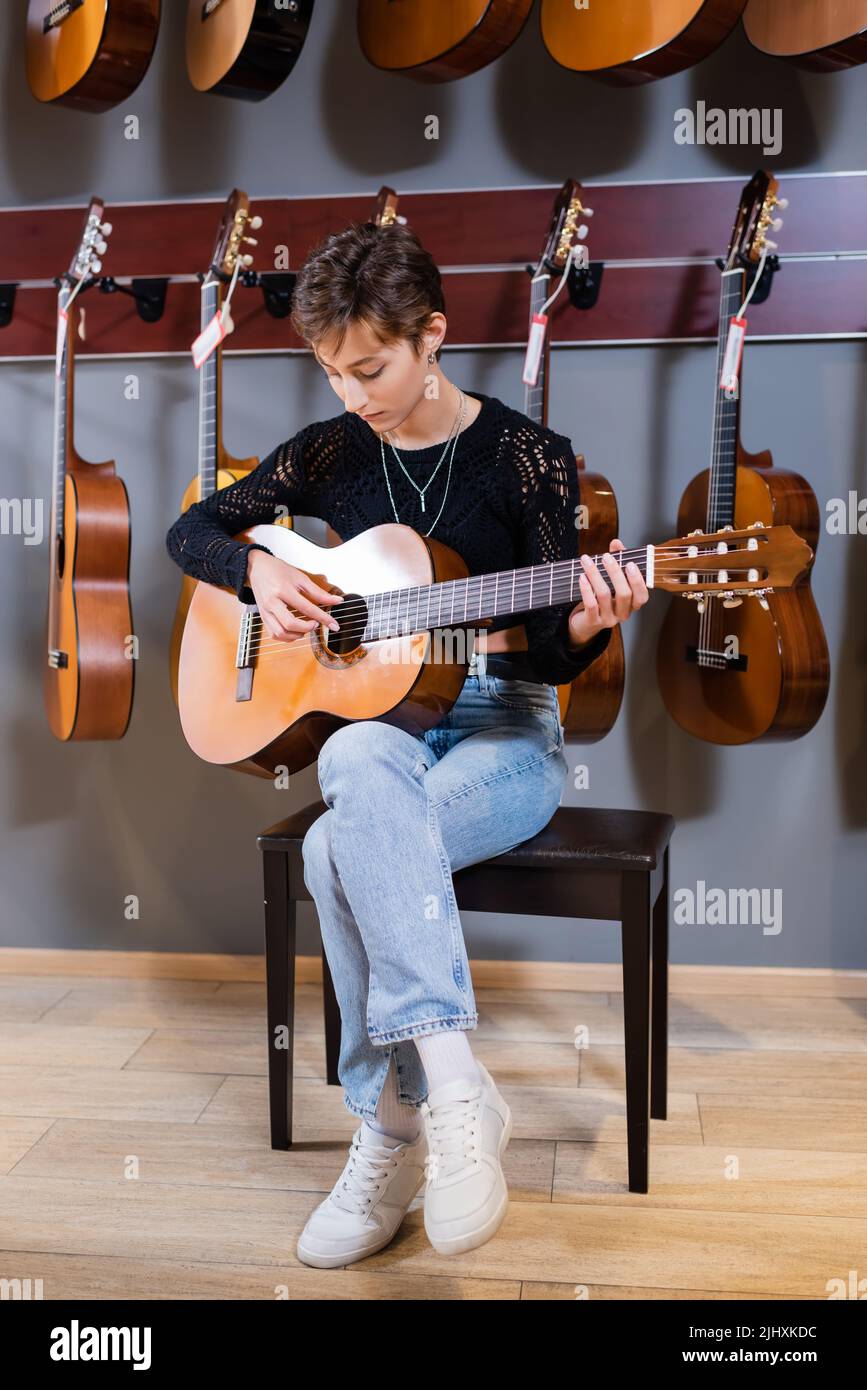 Music store customer hi-res stock photography and images - Alamy