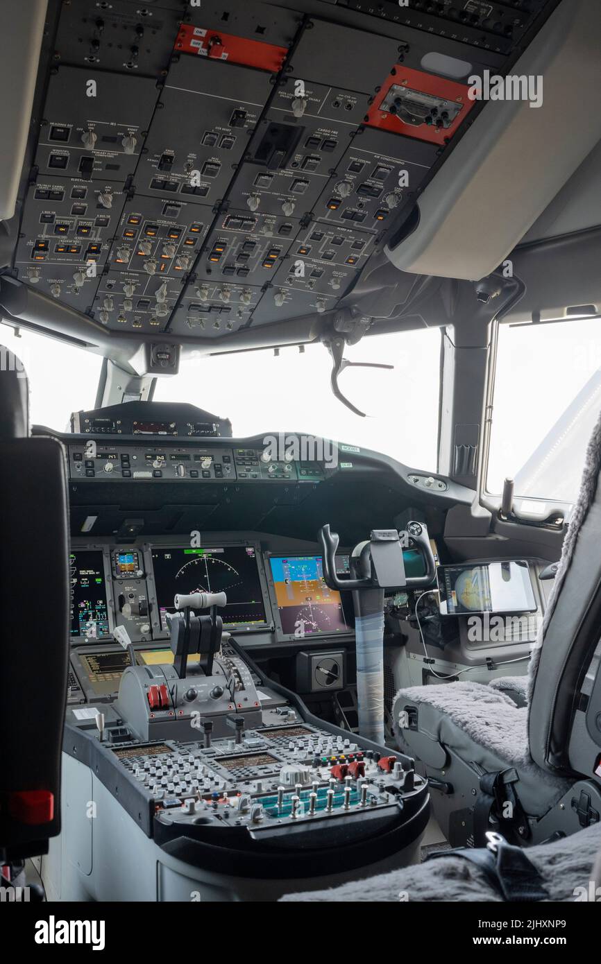 737 max cockpit hi-res stock photography and images - Alamy