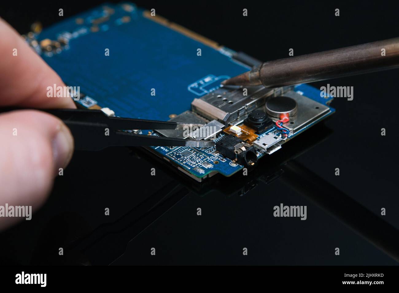soldering microchip smartphone microelectronics Stock Photo - Alamy