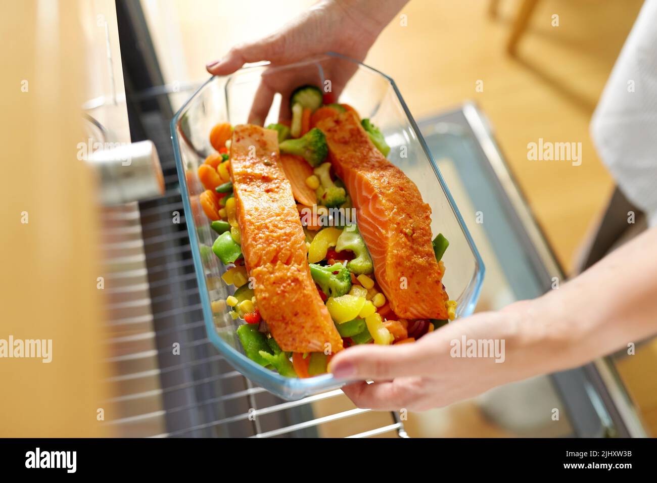 woman cooking food in oven at home kitchen Stock Photo - Alamy