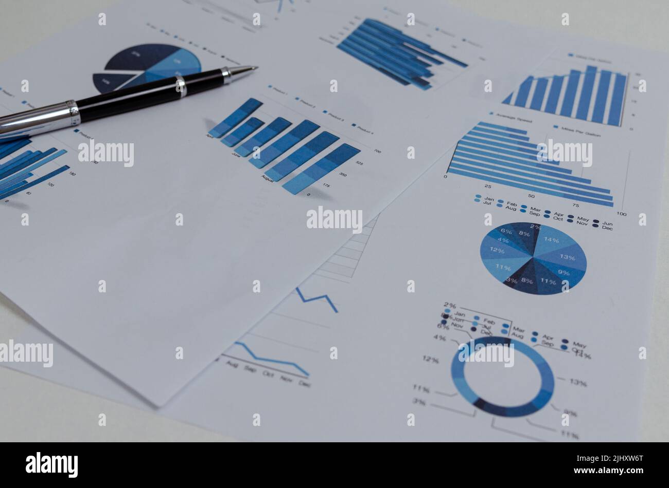 Business report analysis hi-res stock photography and images - Alamy