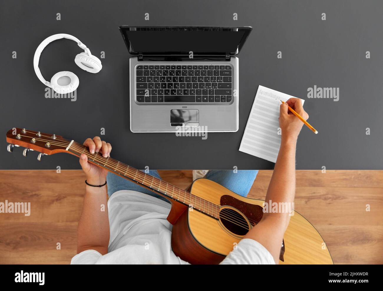 Writing music computer notes hi-res stock photography and images - Alamy