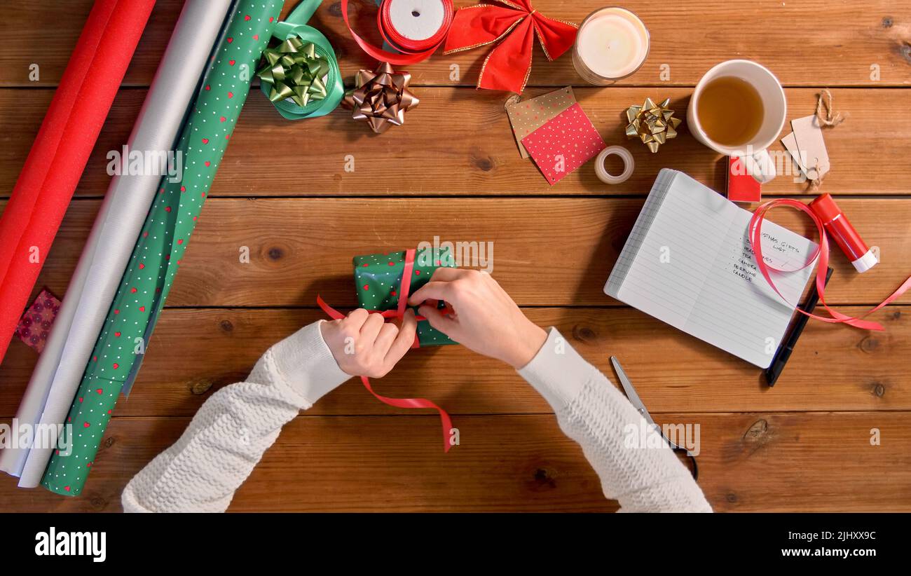 Female hand tying ribbon hi-res stock photography and images - Alamy
