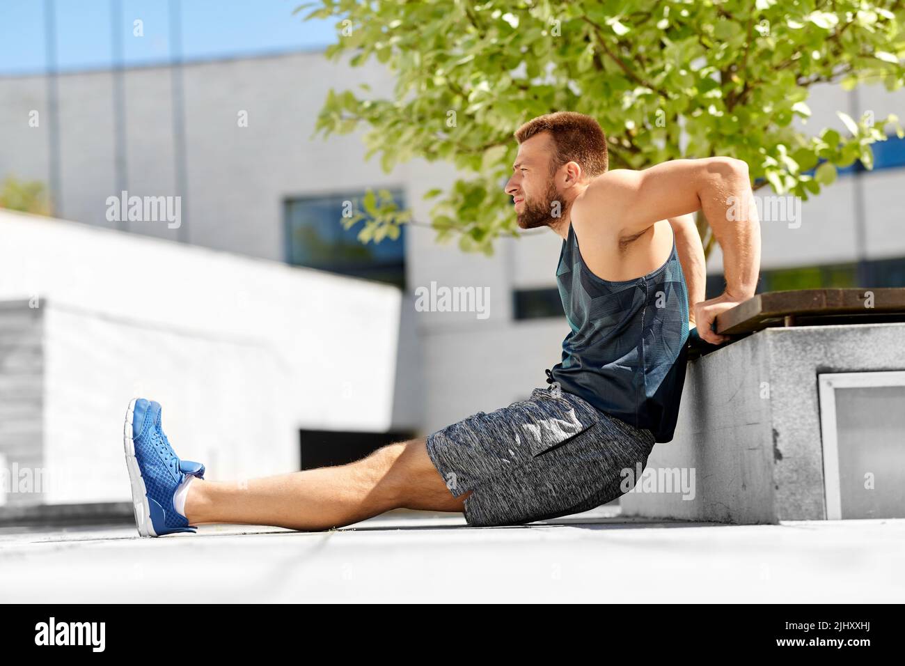 Triceps dip man hi-res stock photography and images - Alamy