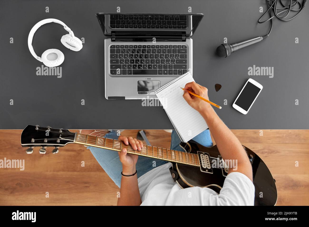 Writing music computer notes hi-res stock photography and images - Alamy