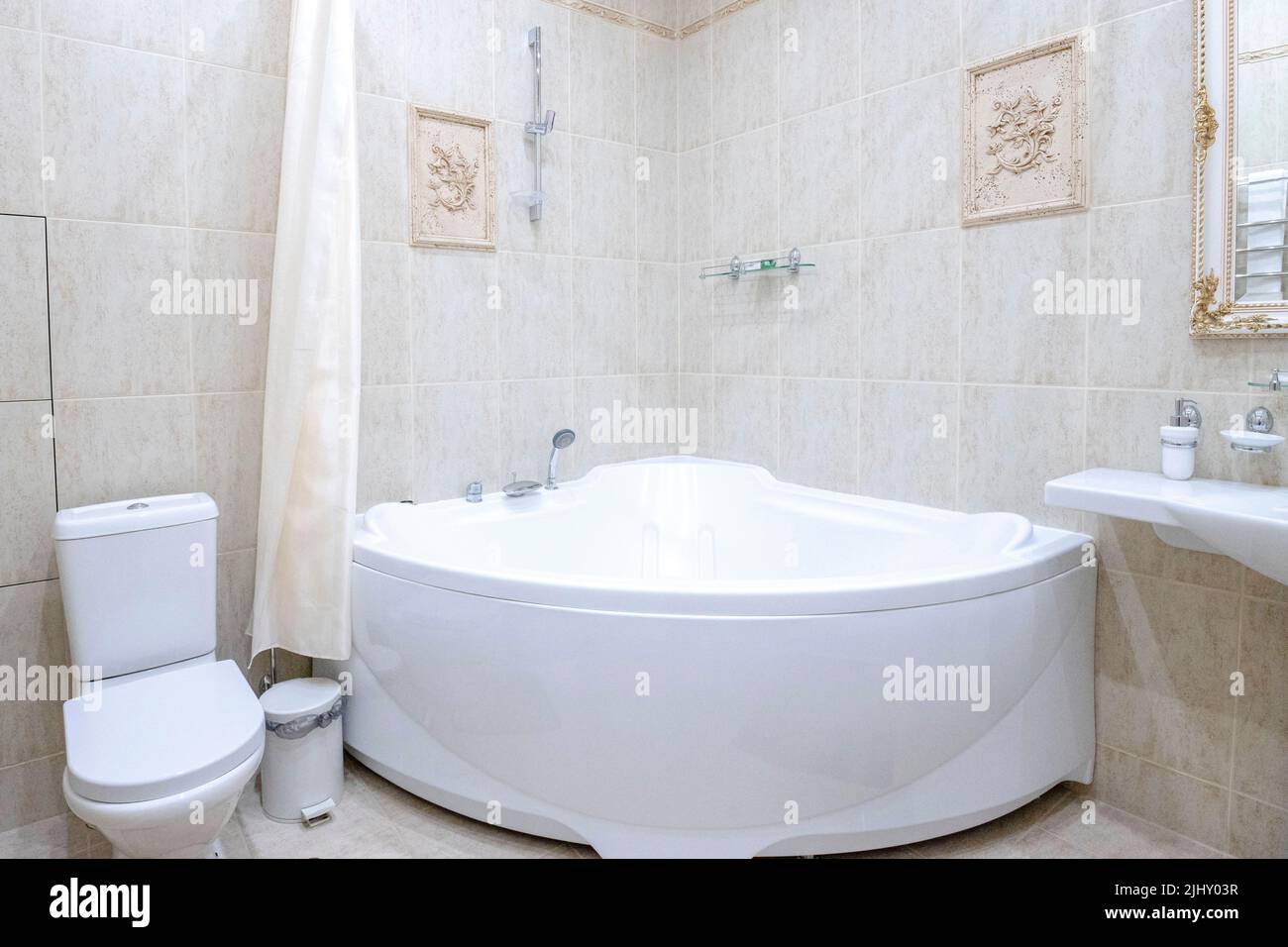 Luxury jacuzzi bathtub in home hi-res stock photography and images - Alamy