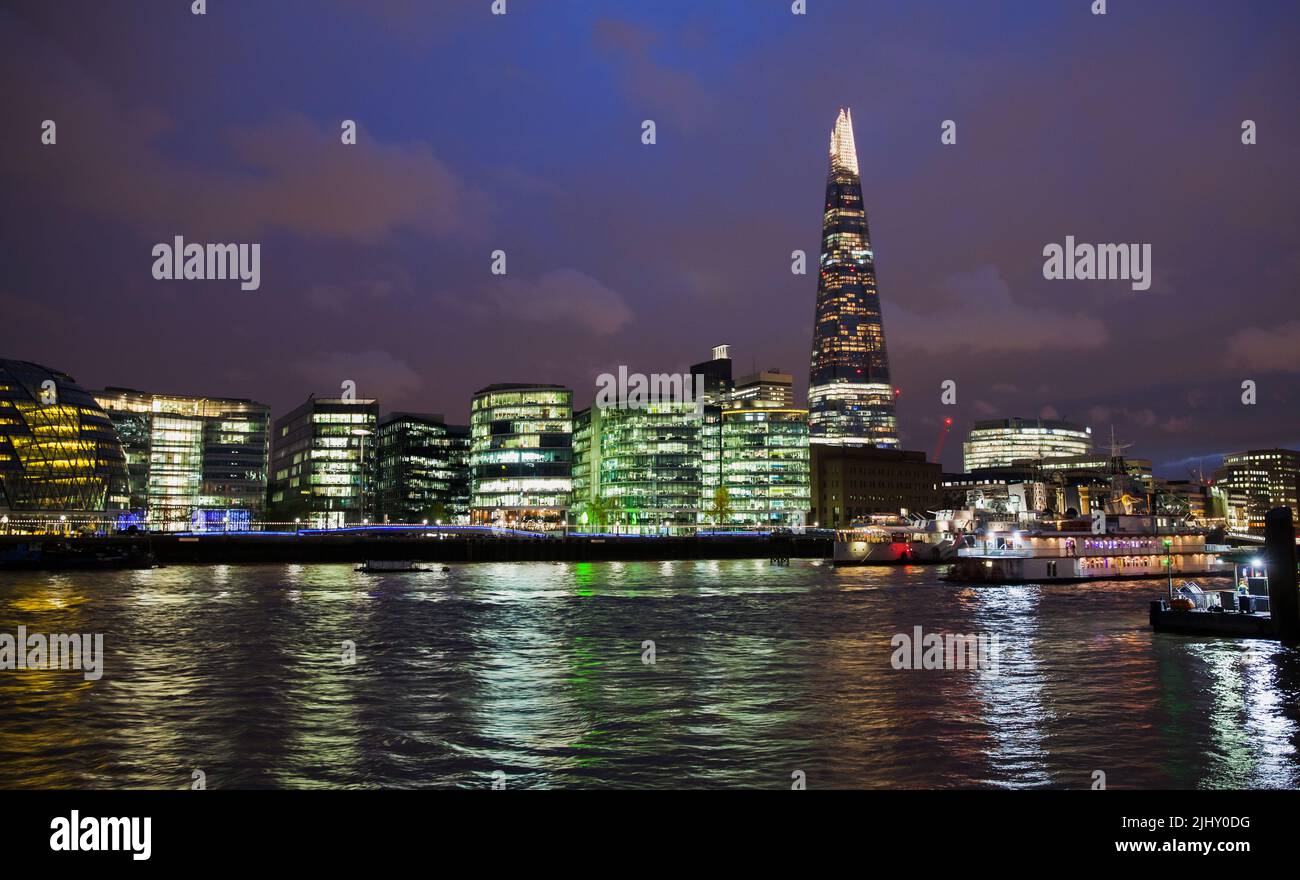London embankment at night hi-res stock photography and images - Alamy