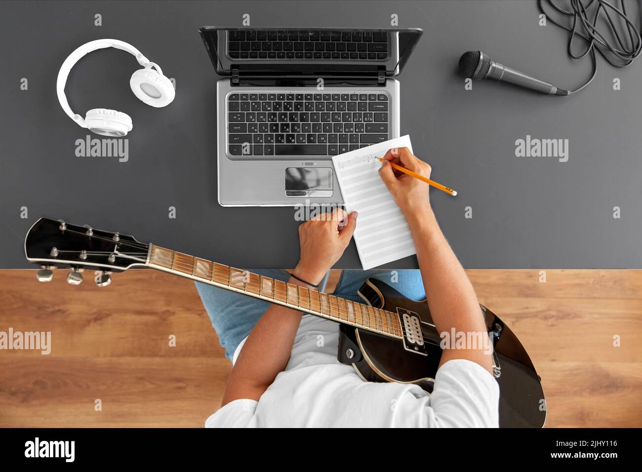 Writing music computer notes hi-res stock photography and images - Alamy