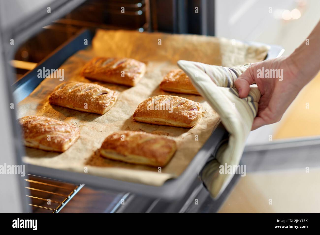 woman cooking food in oven at home kitchen Stock Photo - Alamy