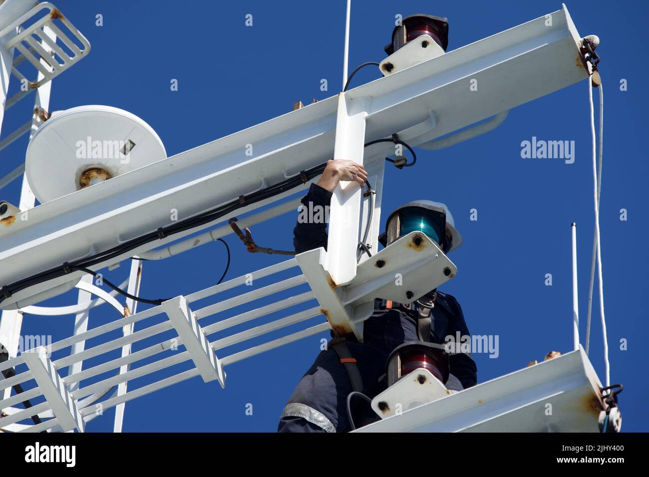 Ships crew working on the main mast Stock Photo - Alamy