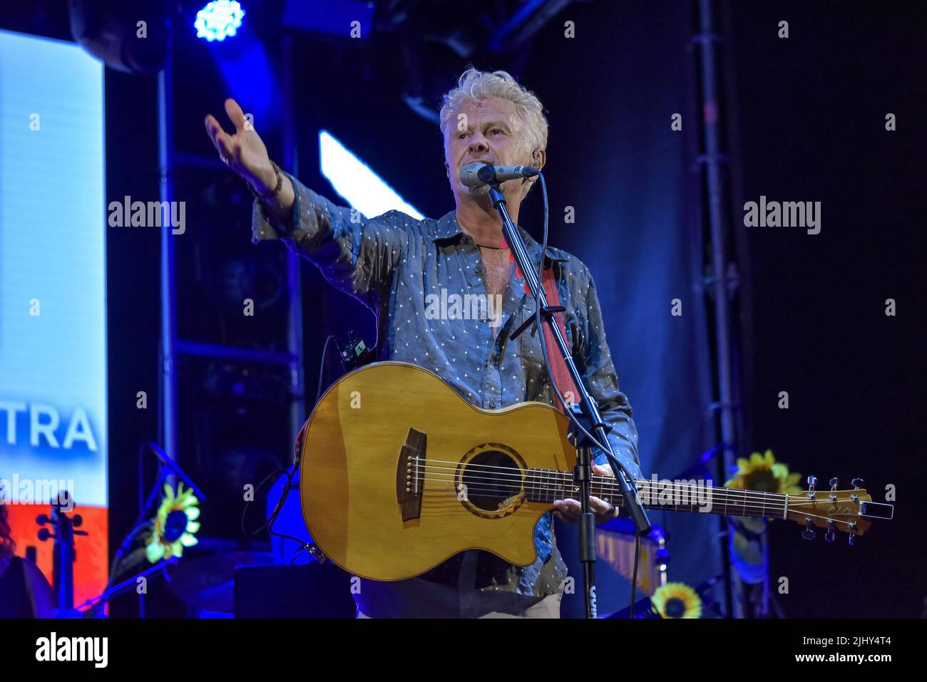 Ron (Rosalino Cellamare) during the concert of “Non abbiam bisogno di ...