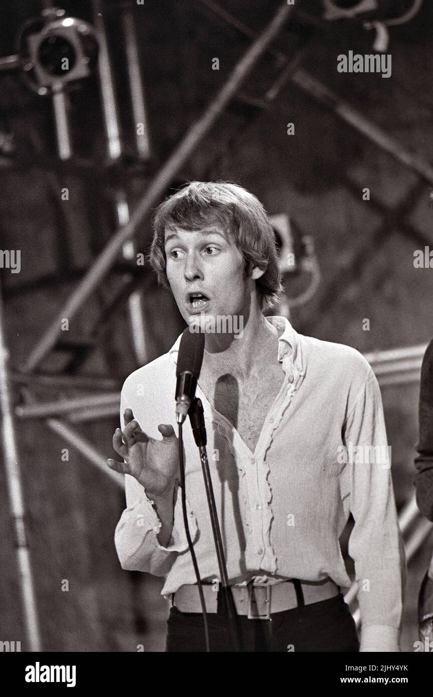 MANFRED MANN UK rock group on Ready,Steady,Go ! in 1966 with Mike d'Abo ...