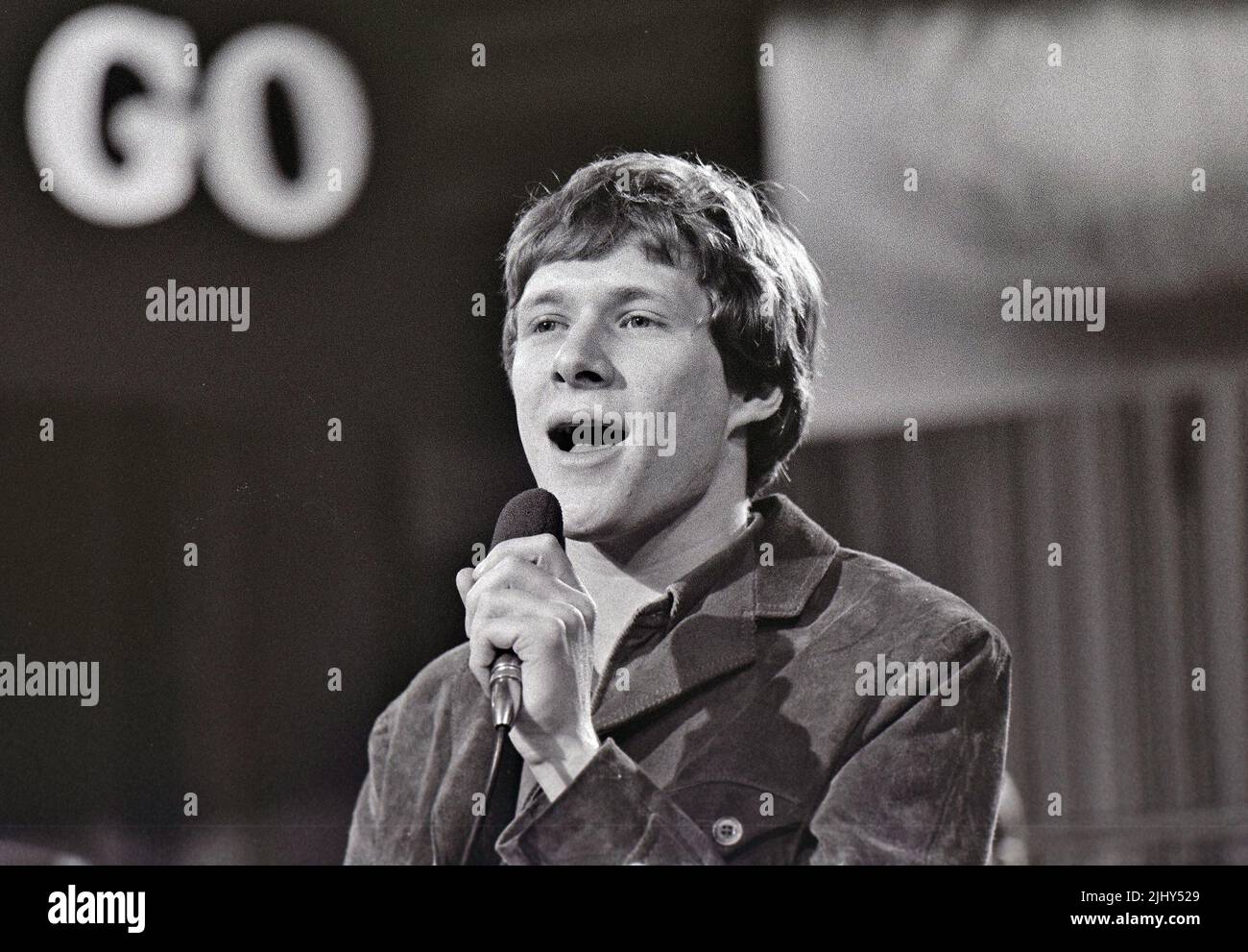 MANFRED MANN UK rock group on Ready,Steady,Go ! in 1966 with Mike d'Abo ...