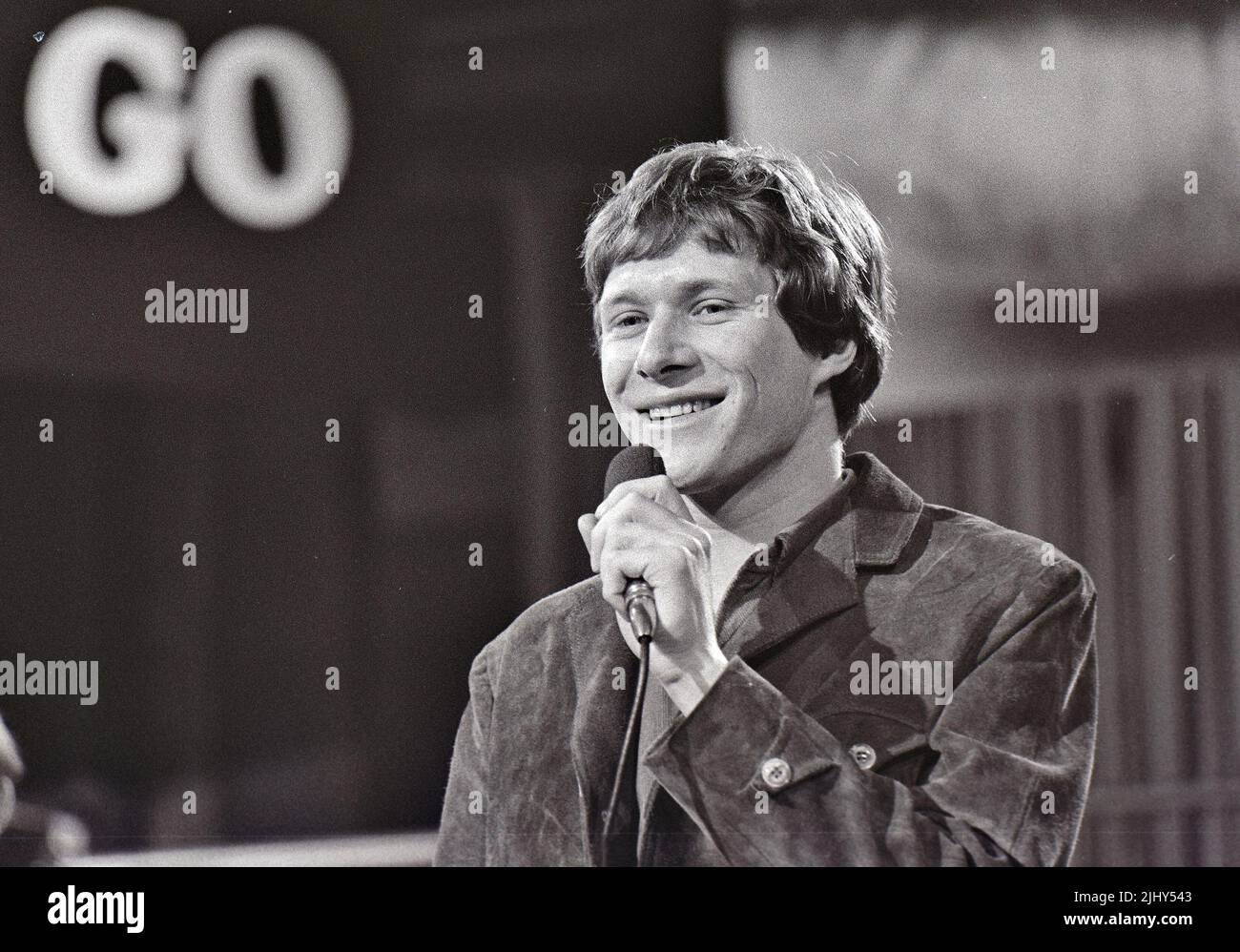 MANFRED MANN UK rock group on Ready,Steady,Go ! in 1966 with Mike d'Abo ...