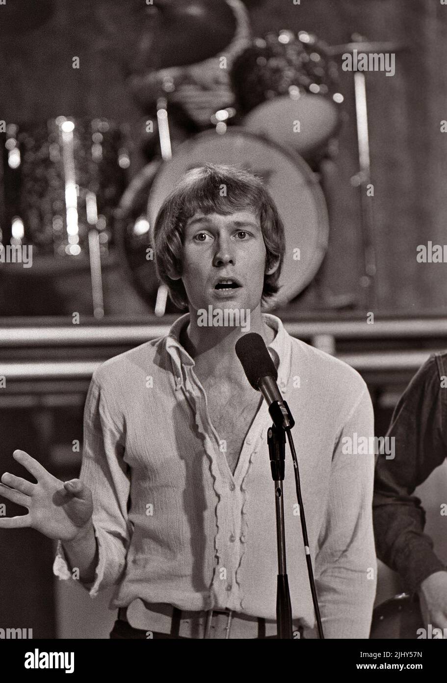 MANFRED MANN UK rock group on Ready,Steady,Go ! in 1966 with Mike d'Abo ...
