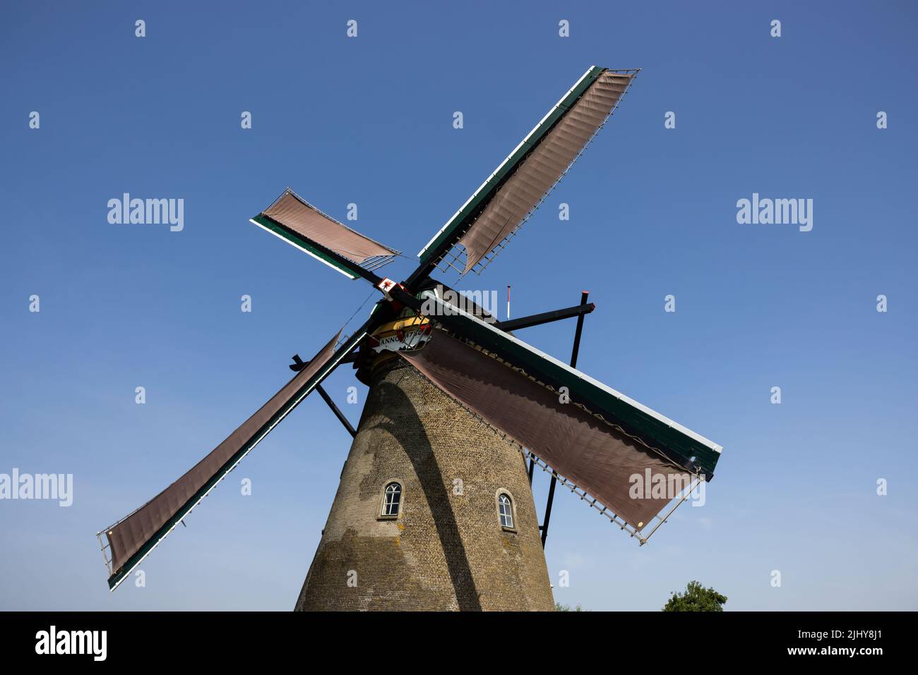 The structure and sails of a windmill, Kinderdijk, Netherlands Stock ...