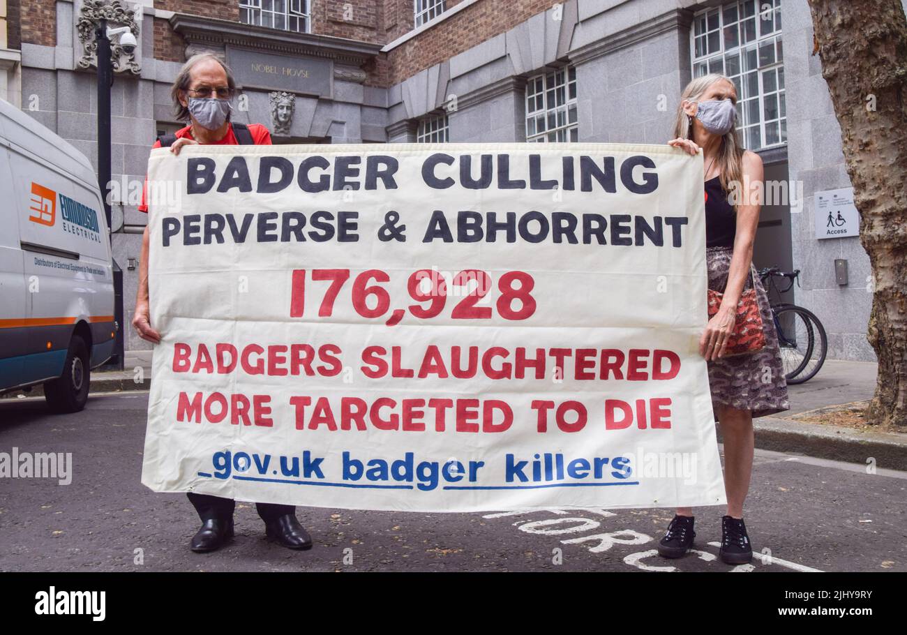 Protection against wild animals hi-res stock photography and images - Alamy