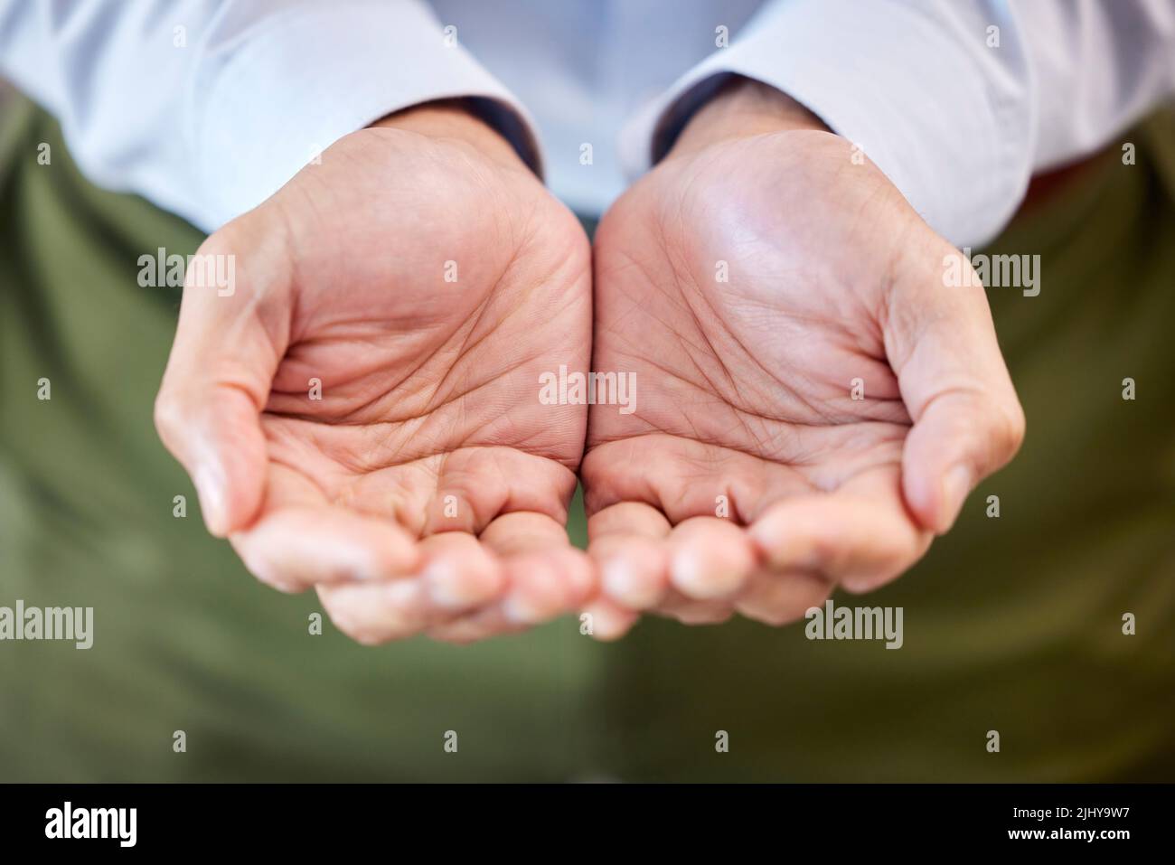 Fingers holding something hi-res stock photography and images - Alamy
