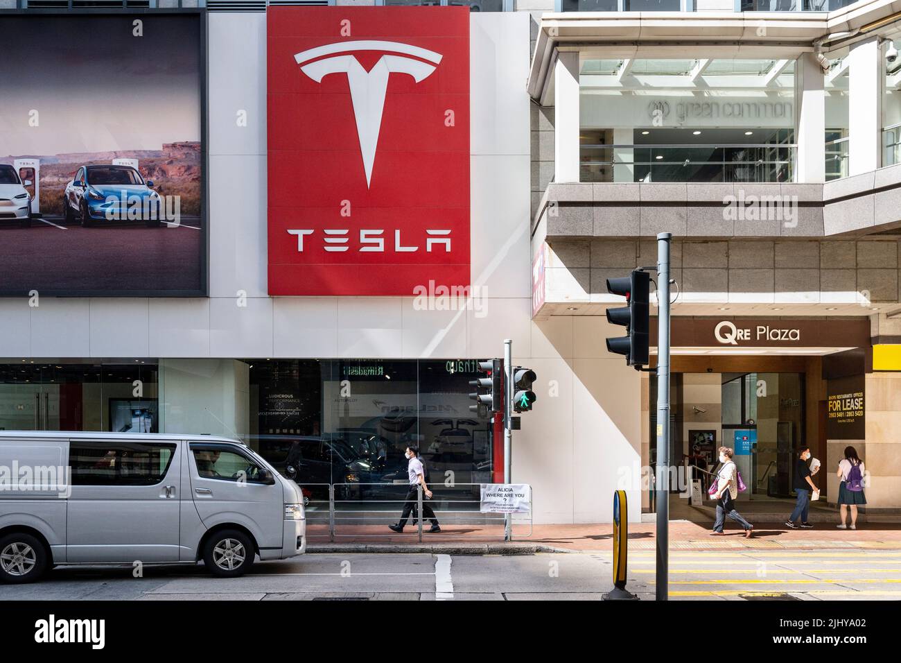 Tesla dealer 2022 hi-res stock photography and images - Alamy
