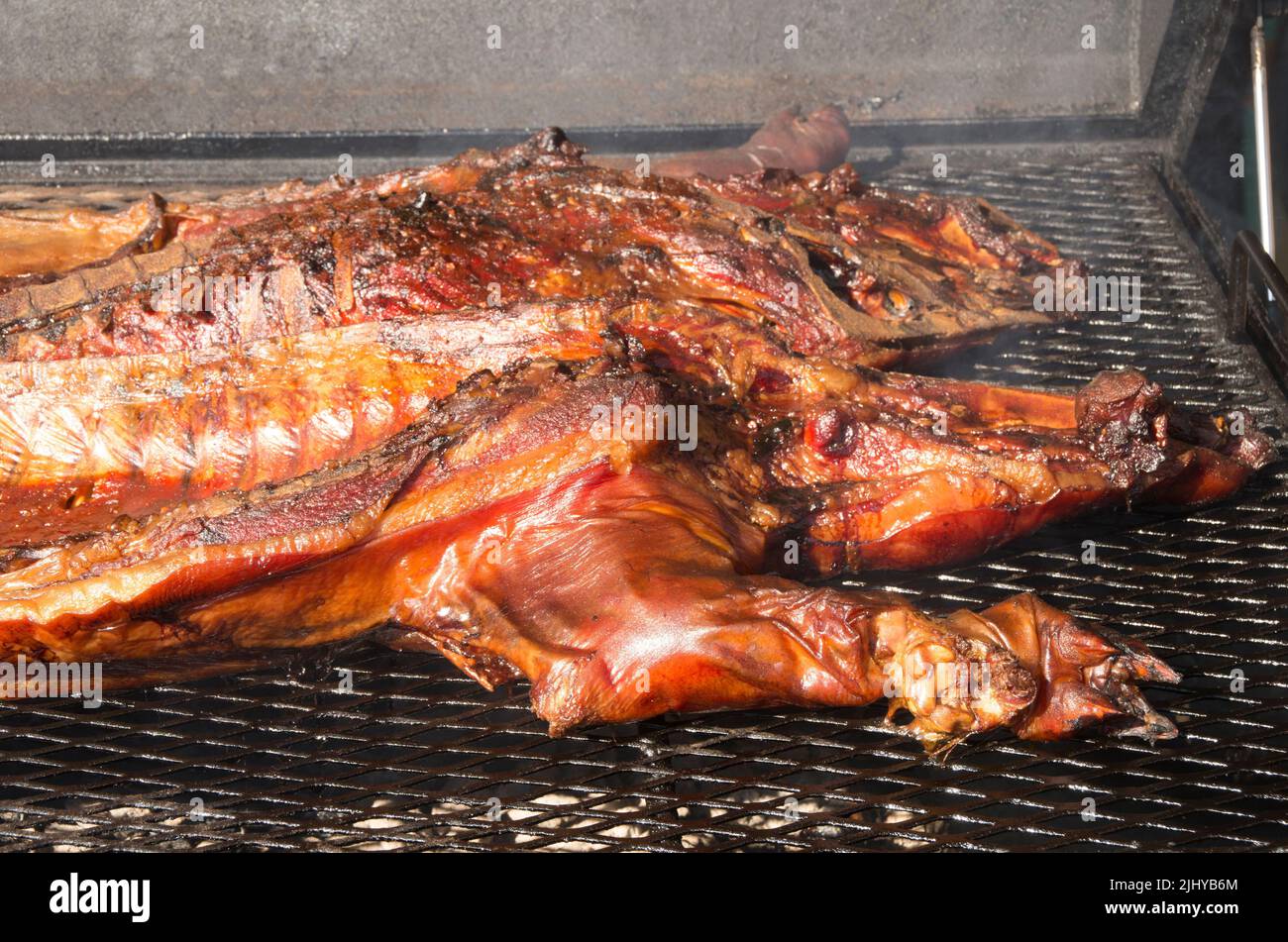 Whole pig being cooked hi-res stock photography and images - Alamy
