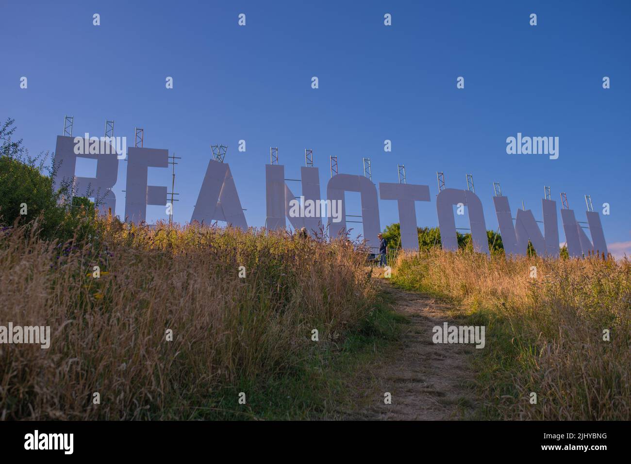 Dundee, UK. 20 July 2022. A giant ‘Beanotown’ sign installed on Dundee ...