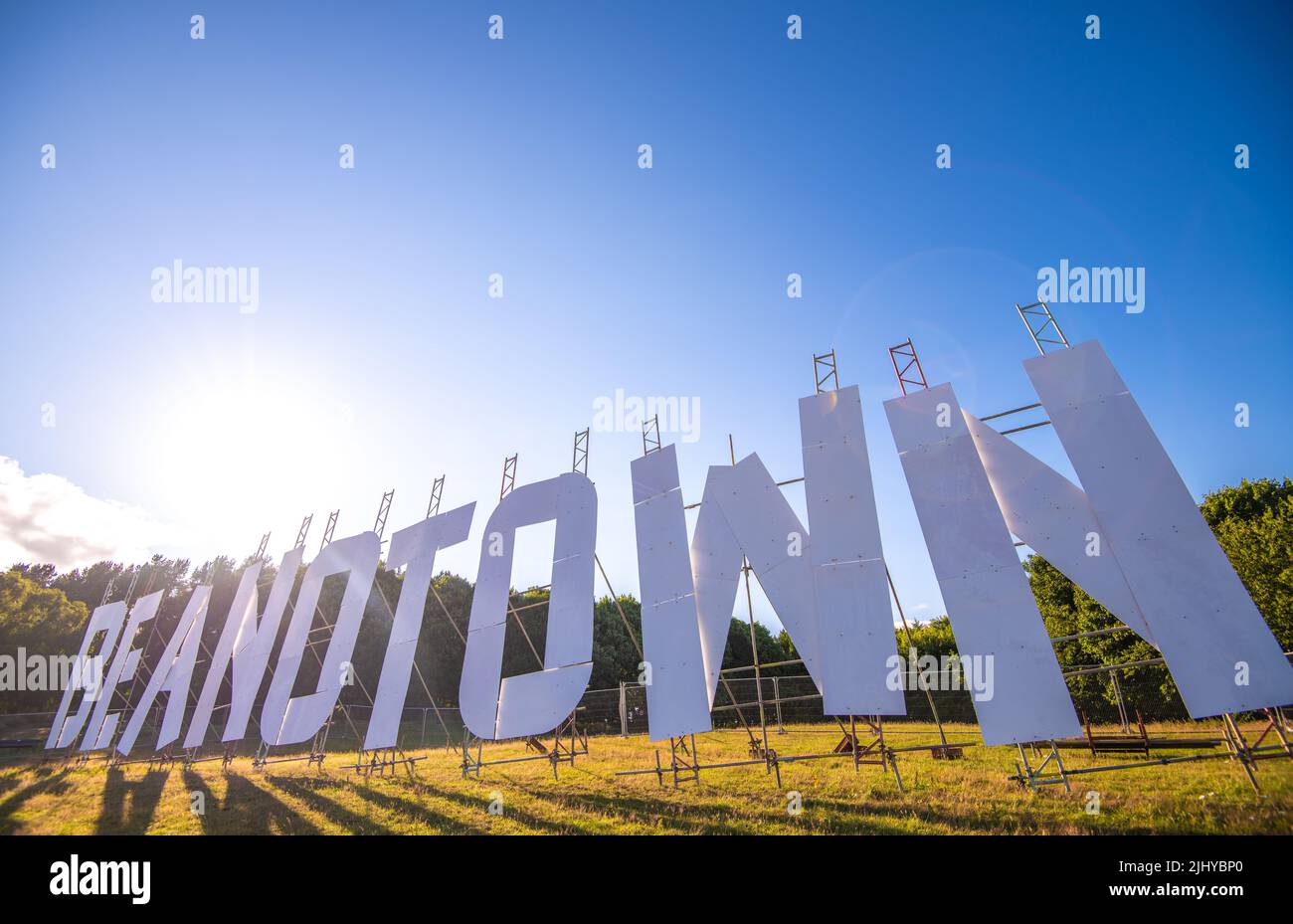Dundee, UK. 20 July 2022. A giant ‘Beanotown’ sign installed on Dundee ...