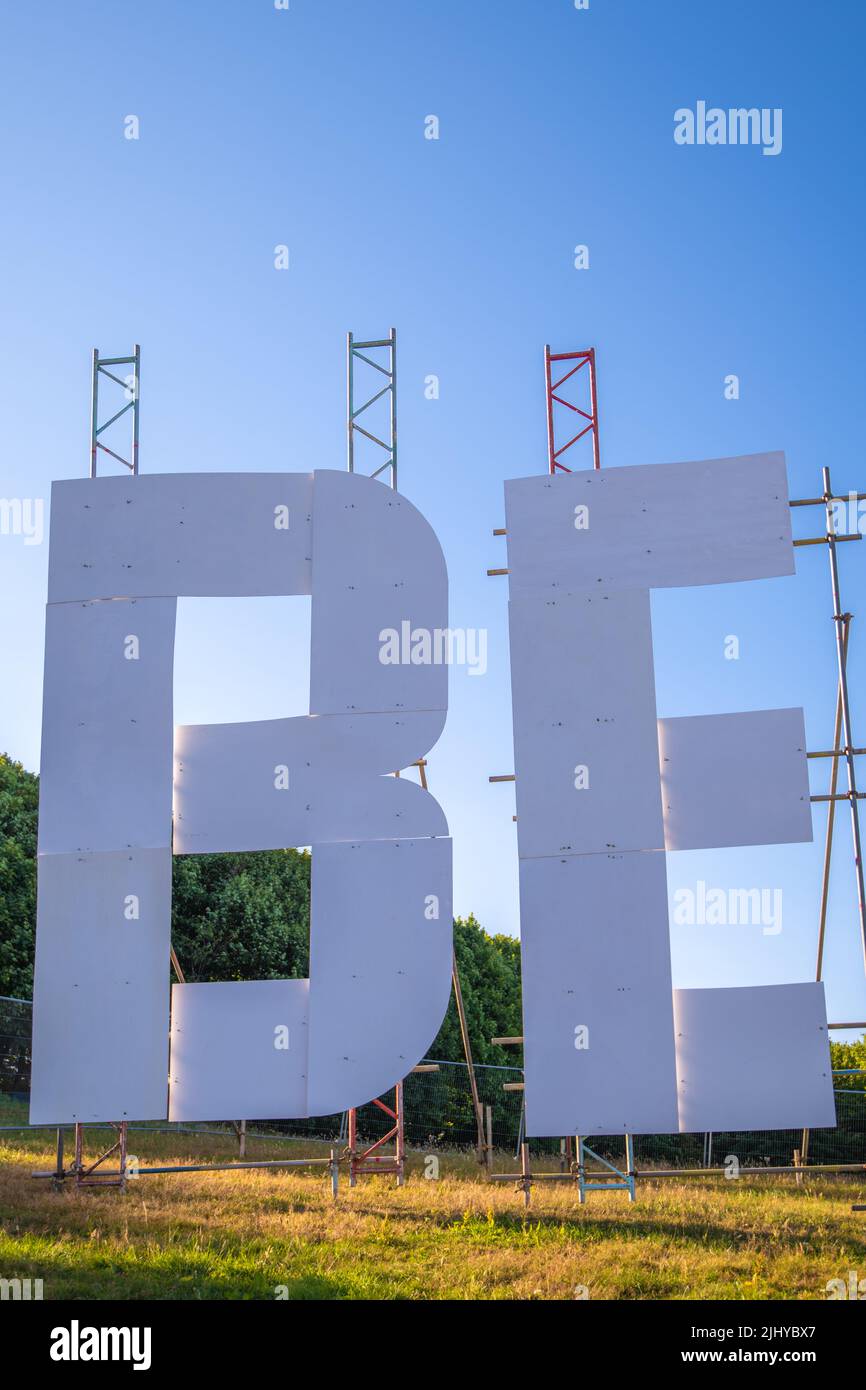 Dundee, UK. 20 July 2022. A giant ‘Beanotown’ sign installed on Dundee ...