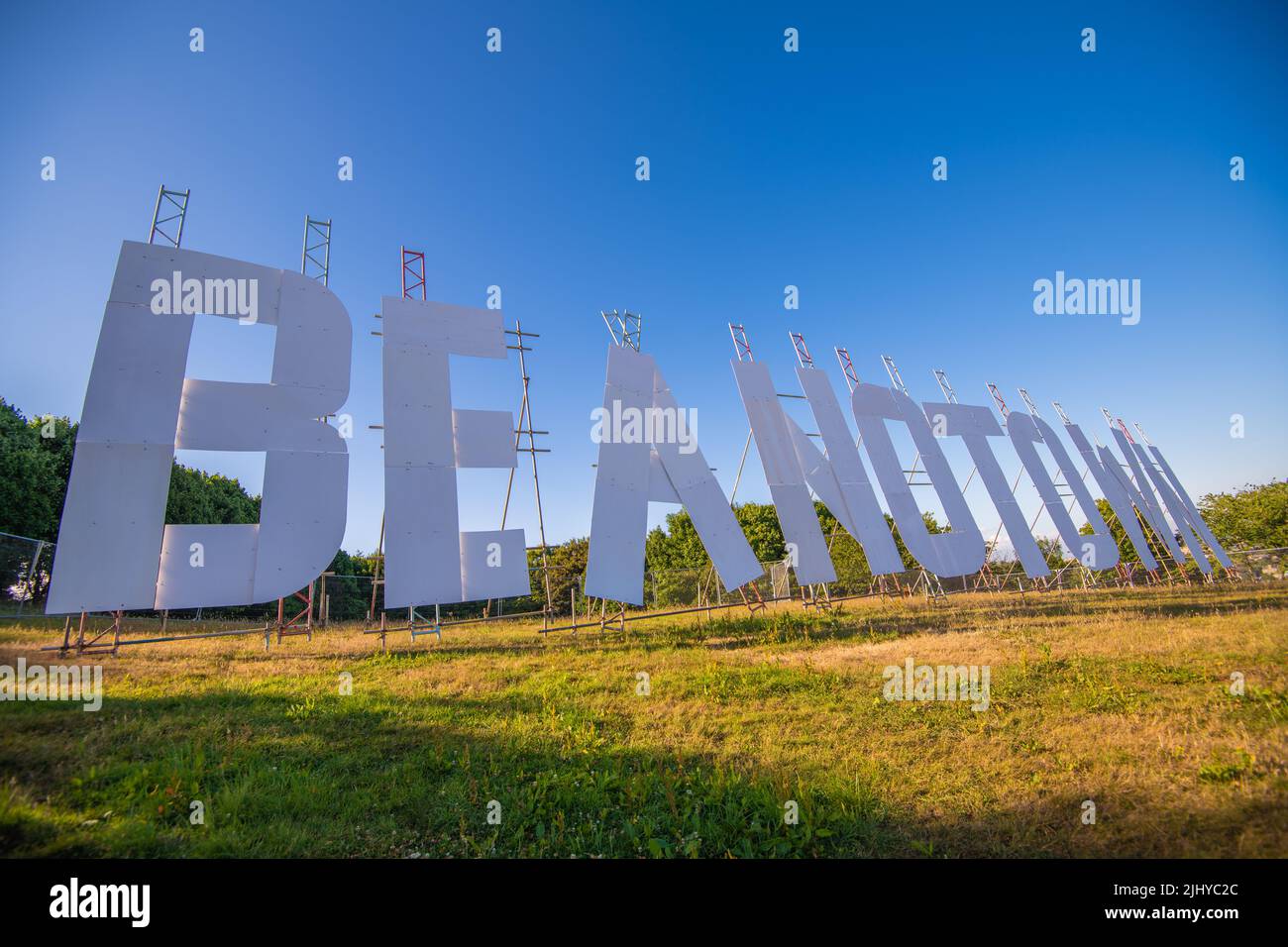 Dundee, UK. 20 July 2022. A giant ‘Beanotown’ sign installed on Dundee ...