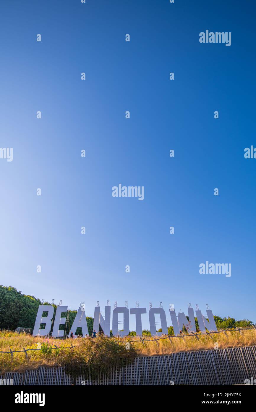 Dundee, UK. 20 July 2022. A giant ‘Beanotown’ sign installed on Dundee ...