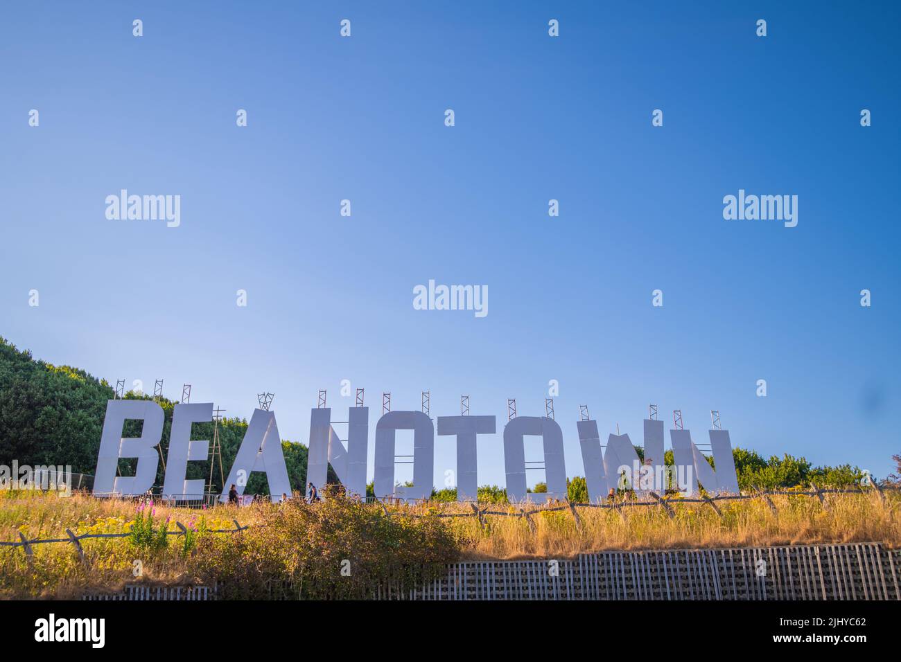 Dundee, UK. 20 July 2022. A giant ‘Beanotown’ sign installed on Dundee ...