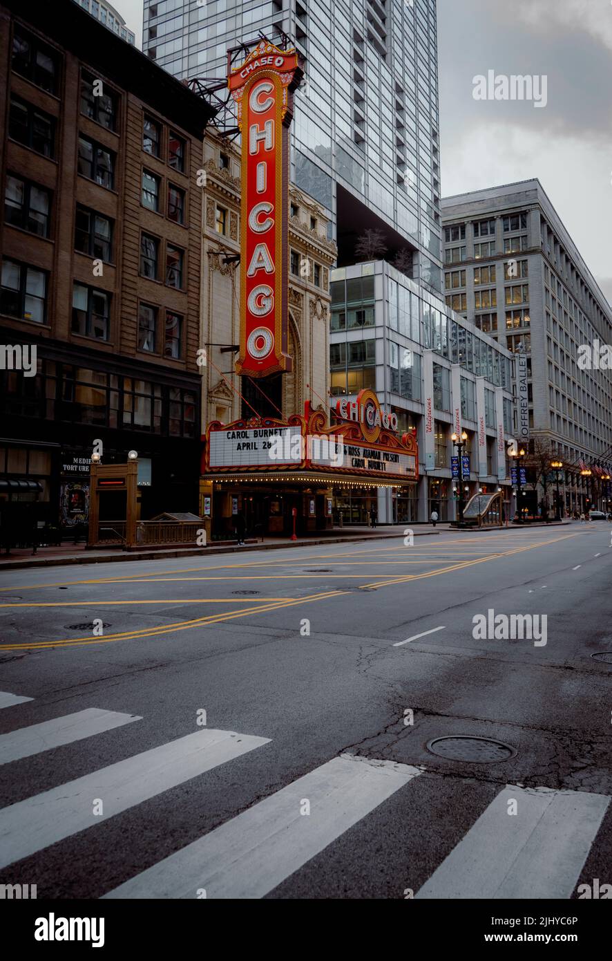 A view of the famous Chicago theatre from the street Stock Photo - Alamy