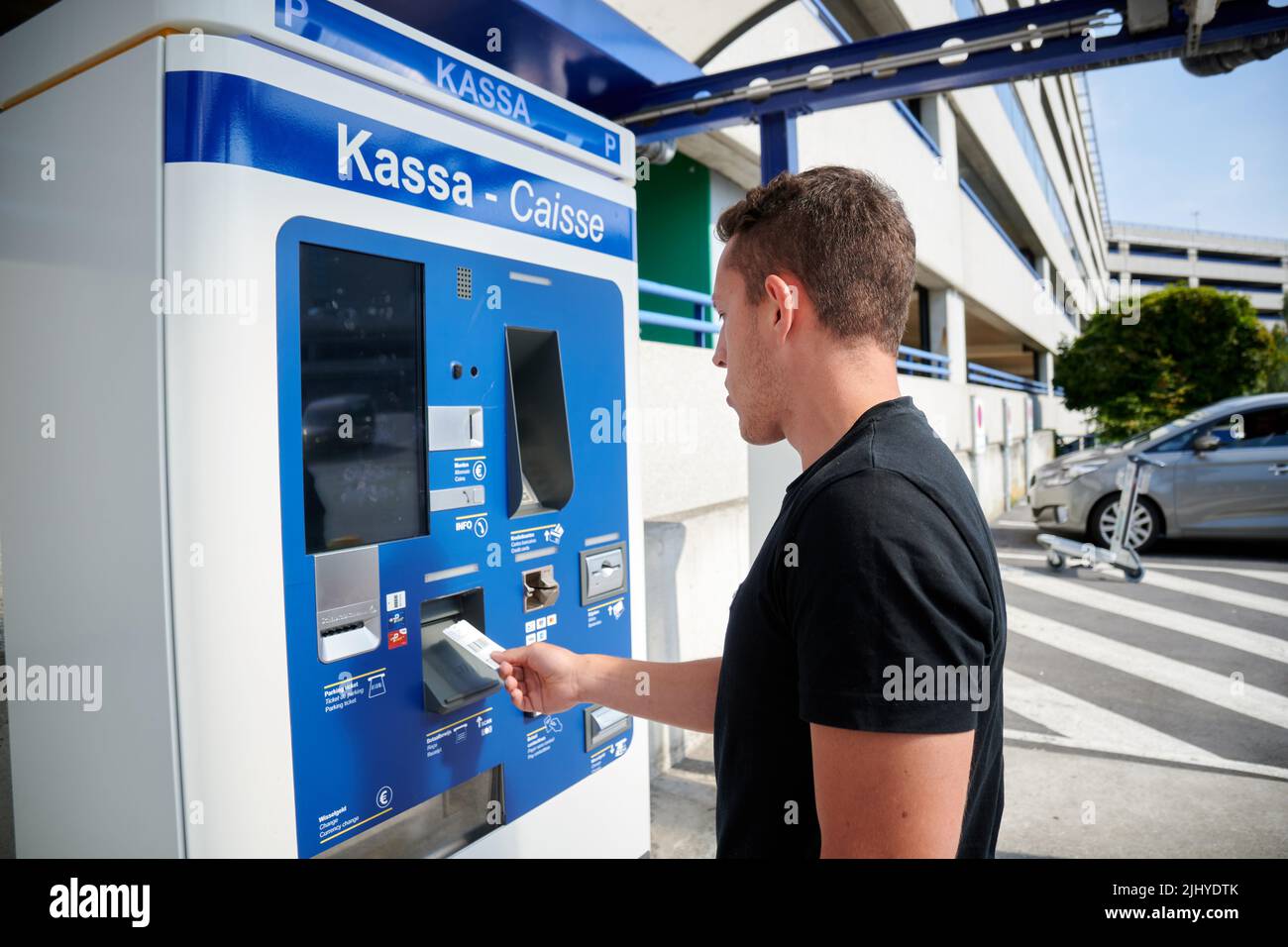 Using a ticket vending machine hi-res stock photography and images - Alamy