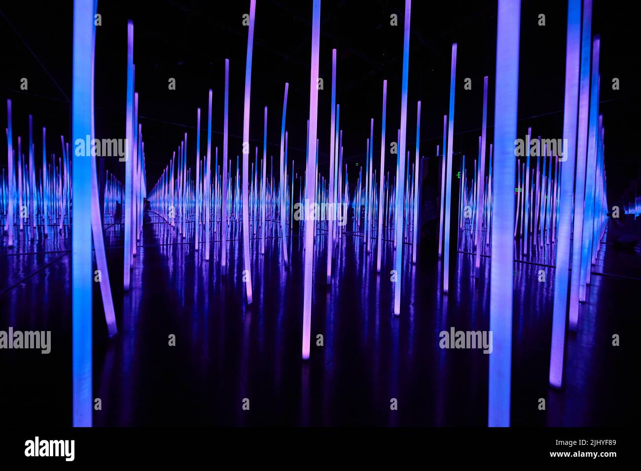 Infinity mirror effect hi-res stock photography and images - Alamy